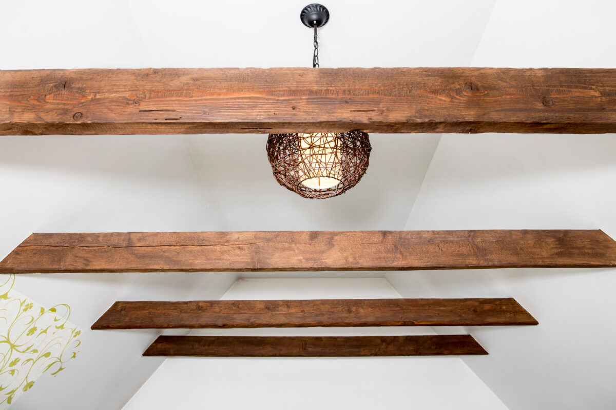 8 Inspiring Projects with Reclaimed Wood Beams [Picture Examples]